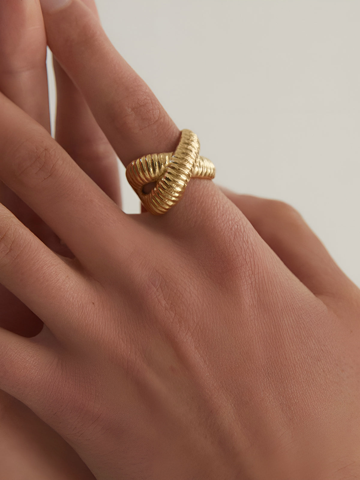 Cross Ripple Open Ring – COMMENSE